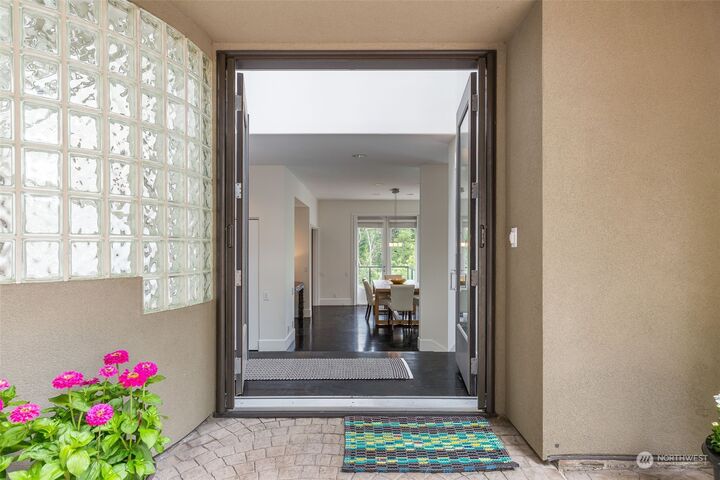 House for sale in Seattle: 1529 Magnolia Boulevard W, Seattle, WA 98199